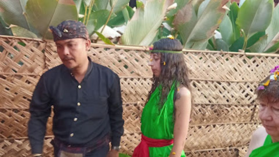 Bali: Ubud Palm of Hand Reading With Balinese Method | Travel Buddies