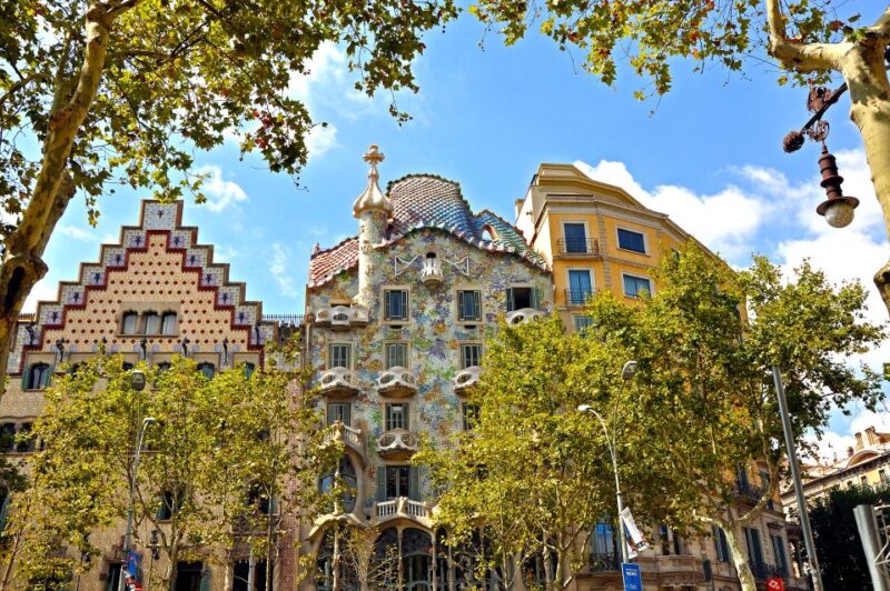 Barcelona: Sagrada Família and Gaudí Houses Tour | Travel Buddies