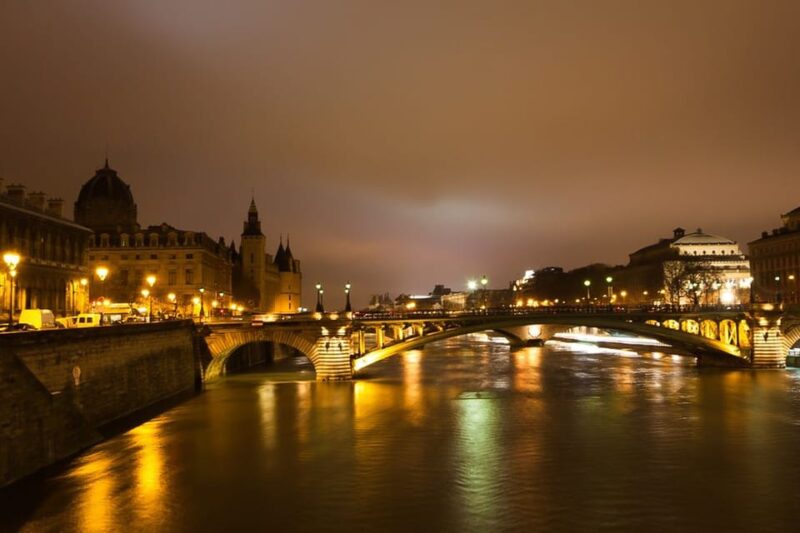 Paris: Illuminated Walking Tour in Spanish | Travel Buddies