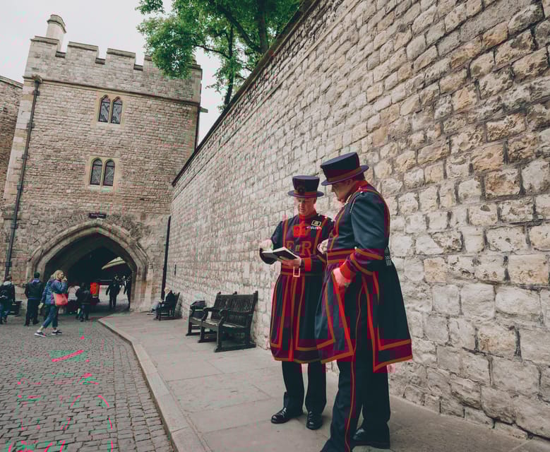 Ultimate Tower of London, Beefeater Welcome & Crown Jewels | Travel Buddies